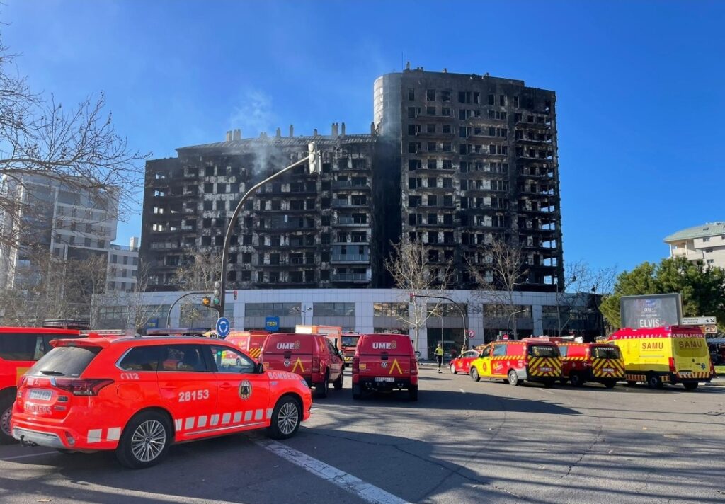 Cuatro muertos y entre 9 y 15 personas no localizadas en el incendio ...